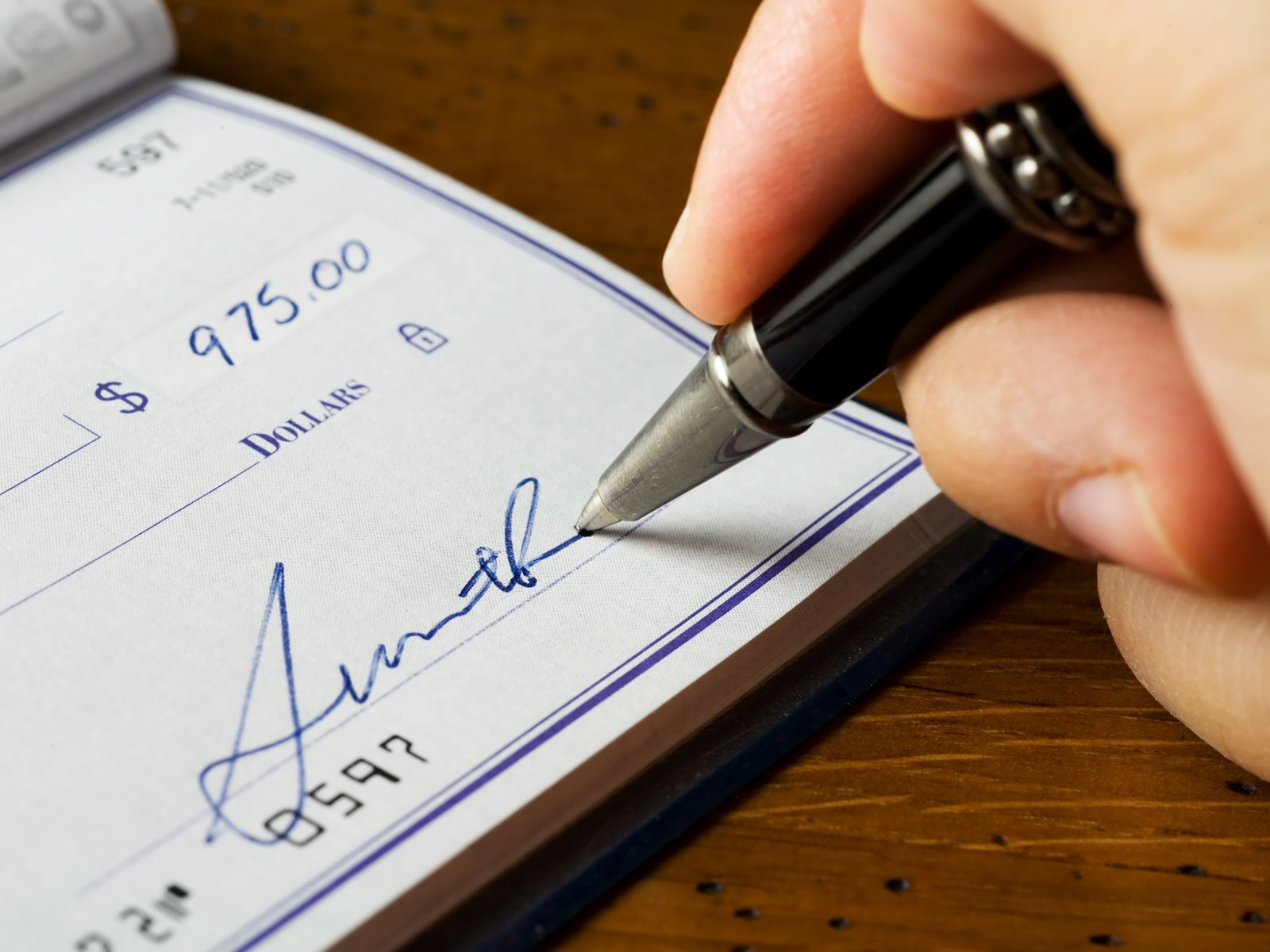 Reasons to Keep a Checkbook on Hand | General Electric Credit Union